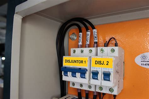 A importância das etiquetas em painéis elétricos organização e segurança
