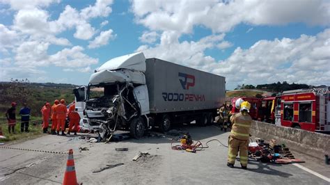 Colisão entre caminhões deixa motorista preso às ferragens em Socorro