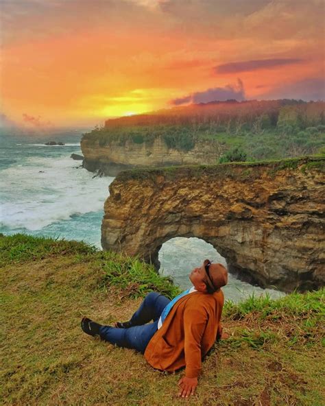 Pantai Karang Bolong Pacitan Duplikatnya Pantai Mbawana Di Sumba
