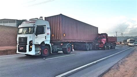 Caminhão caçamba colide na traseira de carreta na BR 101 em Paulista