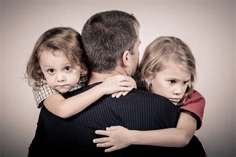 Hijo Triste Que Abraza A Su Pap Foto De Archivo Imagen De Malo