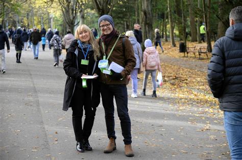 Wszystkich Świętych na Cmentarzu Centralnym w Szczecinie Za dnia i o