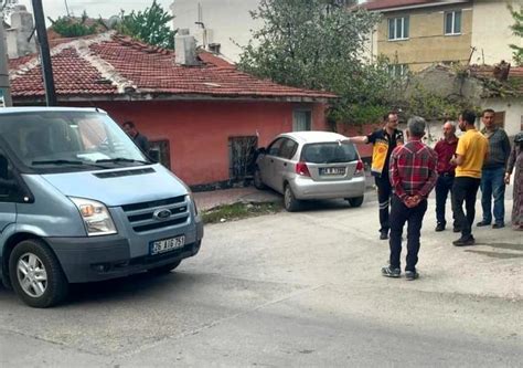 Eskişehir de Yol Ayrımında Meydana Gelen Trafik Kazasında Otomobil Bir