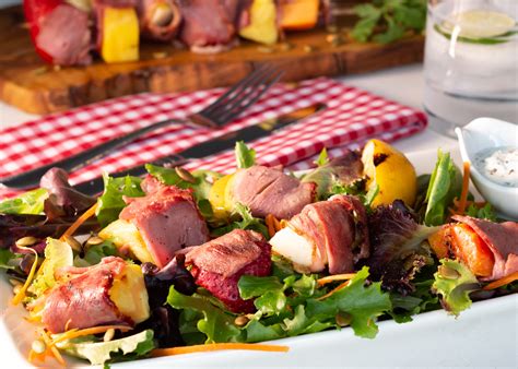 Brochettes De Fruits Et Bacon De Canard Sur Verdure Canards Du Lac Brome