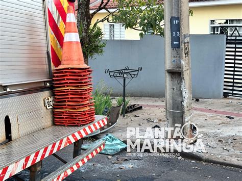 Motorista perde controle de carro e bate em poste em Maringá vídeo