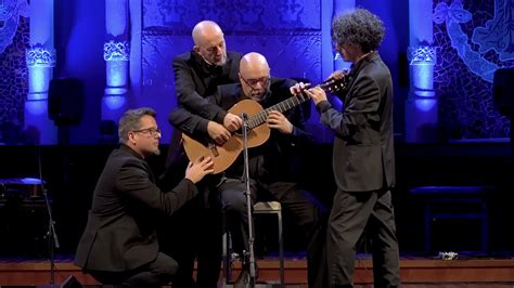 Watch Four Guitarists Play Billie Jean On One Guitar At The Same Time