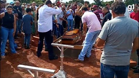 Vídeo Lavrador morto em assalto é homenageado em durante enterro