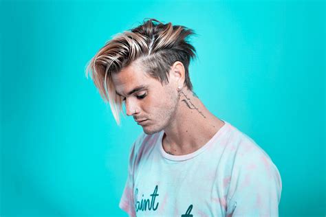 Frosted Tips Hairstyles For A Trendy Makeover