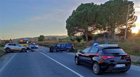 Strongoli Scontro Frontale Tra Due Auto Sulla Ss Due Feriti Lievi