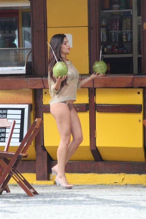 Not Cias Da Banca Isis Valverde Grava Avenida Brasil Na Orla Do Rio