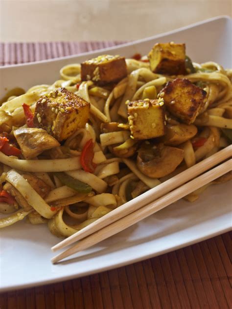 Rynn s Om Nom Nom Makaron smażony z tofu i warzywami