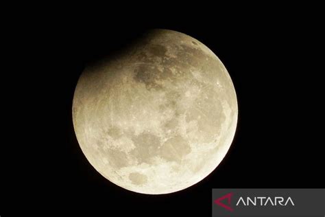 Penampakan Gerhana Bulan Sebagian ANTARA News