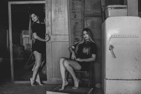 Fotos gratis persona en blanco y negro niña fotografía Pies