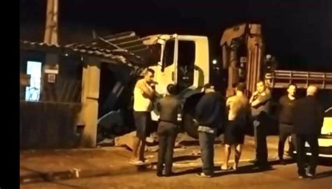 Caminhão estacionado perde o freio e atinge muro de casa no interior de