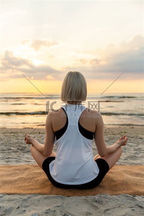 瑜伽正念和冥想概念 日落时在海滩上以莲花姿势冥想的女人拖鞋瑜珈高清摄影大图 千库网