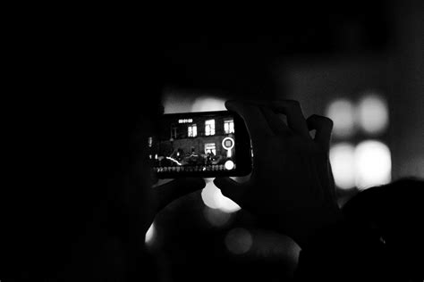 Fotos gratis mano ligero en blanco y negro noche fotografía