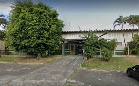 Adolescente de 14 anos é ferido canivete durante briga na porta da