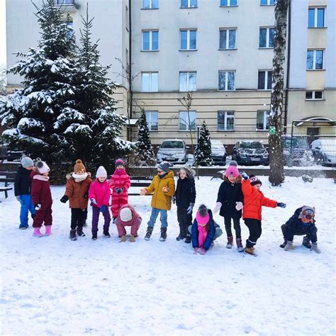 Zimowe zabawy na śniegu w grupie II Przedszkole Montessori