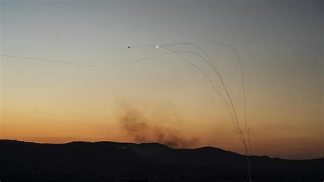 Hezbolá lanza decenas de cohetes contra Israel en respuesta por la