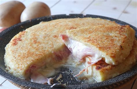 Torta Di Patate Filante In Padella Tavola Imbandita