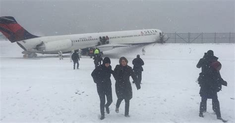 G1 Avião derrapa e bate em cerca após pouso em aeroporto de Nova York