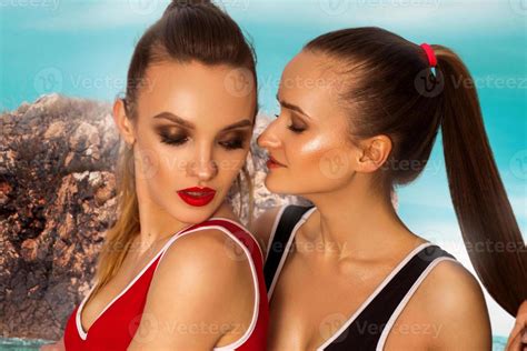 Dos Chicas Calientes Posando En La Playa 16036987 Foto De Stock En Vecteezy