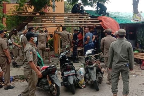 Satpol Pp Tertibkan Puluhan Bangunan Liar Di Pademangan