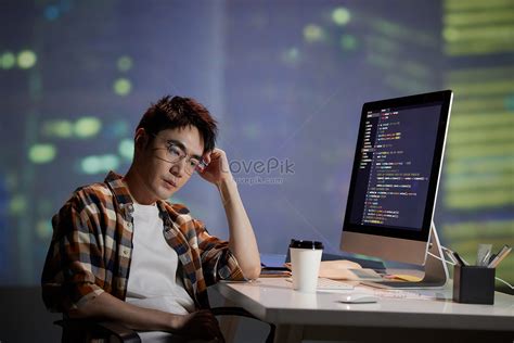 Programador Masculino Que Se Queda Despierto Hasta Tarde Y Trabaja