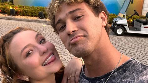 Larissa Manoela e André Luiz Frambach trocam declarações em data especial