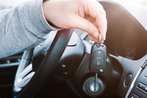 Hombre Mostrando La Llave De Su Auto Nuevo Comprando O Alquilando Un