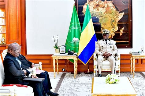 Gabon Le général Brice Clotaire Oligui Nguema sentretient avec le