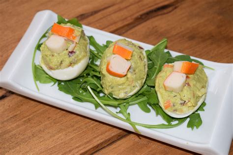 Huevos rellenos de Aguacate y Surimi Receta Fácil Rápida y Barata