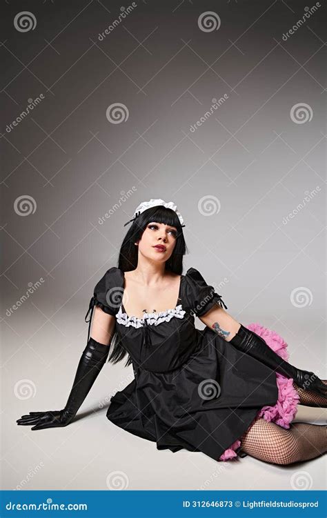Atractiva Cosplayer Sexy En La Mucama Negra Imagen De Archivo Imagen