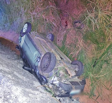 Fotos Carro capota após colisão na BR 280 em Guaramirim