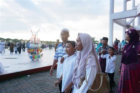 Isak Tangis Warnai Keberangkatan Calon Jamaah Haji Susulan Asal Jember