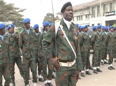 RDC l armée congolaise dotée d une nouvelle tenue de combat