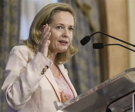 La vicepresidenta Calviño no descarta prolongar el impuesto extra a la