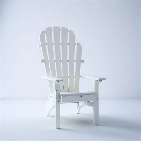 Chaise Adirondack à panneau blanc avec bouton doré sur fond blanc