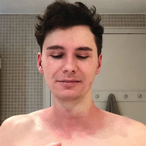 Dan Howell Shirtless