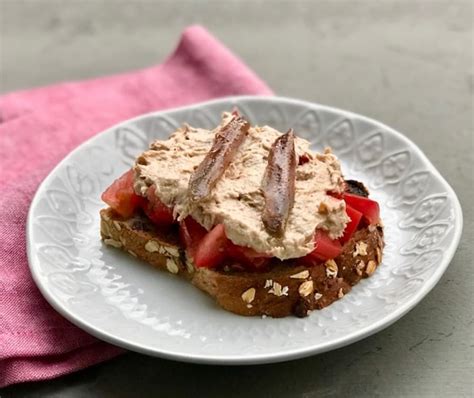 Tosta de Tomate con Crema de Atún y Anchoas Receta ekilu