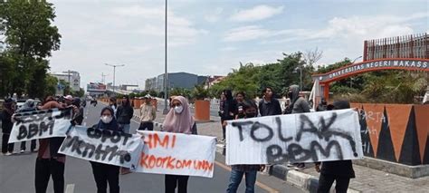 Mahasiswa Di Makassar Demo Tolak Kenaikan BBM Bakar Ban Hingga Blokade