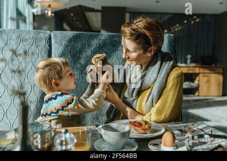 Mère avec son fils dans la chambre d hôtel le matin Photo Stock Alamy