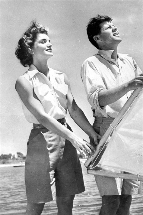 Jackie Kennedy En Chemise Sans Manches Et Short