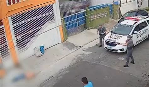 Vídeo homem é baleado após correr na direção de PMs durante abordagem