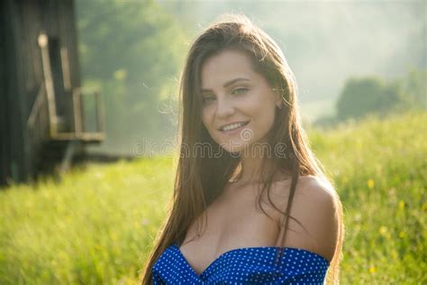 Mujer De Los Desnudos En El Bosque Fotos De Stock Fotos Libres De