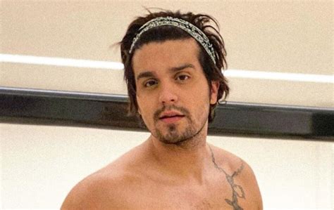 Luan Santana malha sem camisa e ganha elogios Fitness até na