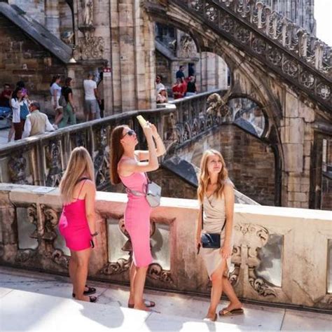 Turisti Al Duomo Di Milano Dago Fotogallery