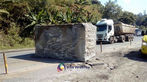 Carreta Tomba E Bloco De Granito Cai Na Br Em Ibira U
