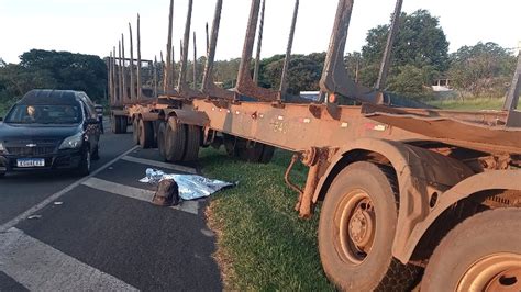 Ciclista de 50 anos morre após ser atropelado por caminhão na SP 318 em