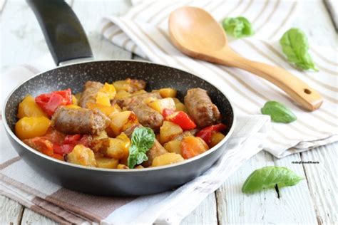 Salsicce Peperoni E Patate In Padella Ricettesfiziosedirosaria